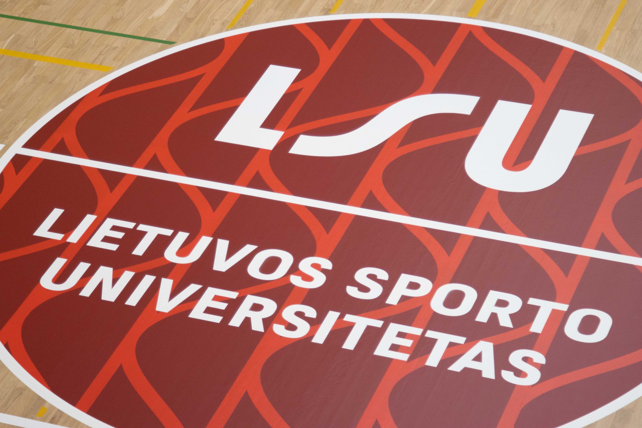 LSU logotipas sporto salėje-1 | Lietuvos sporto universitetas